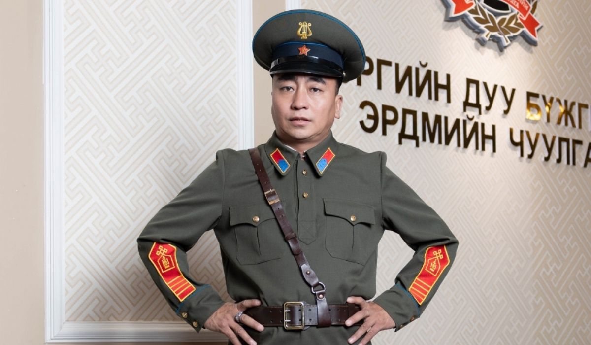 Г Ганцогт “Зүүдний мөнгөн өглөө” тоглолтод Цэргийн дуу бүжгийн эрдмийн чуулгын уран бүтээлчид