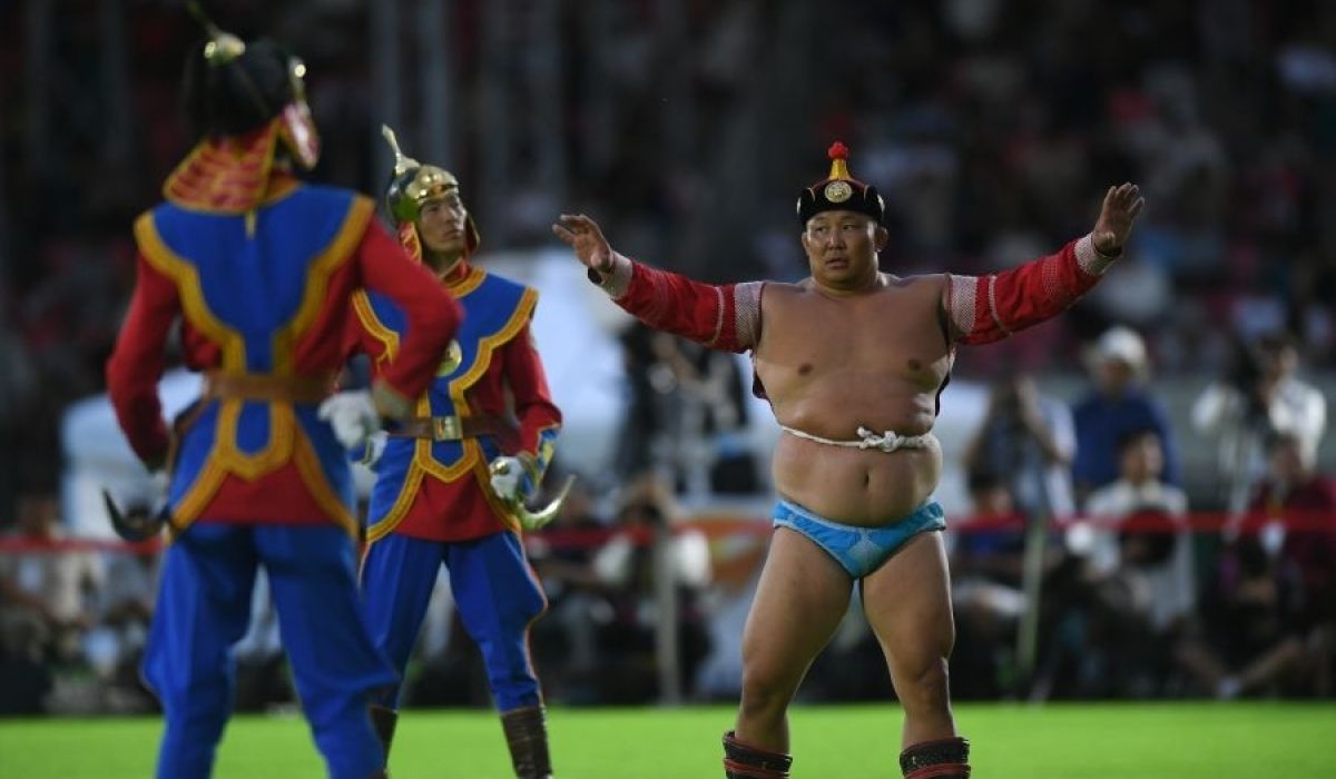 Дархан аварга Н Батсуурь нэгийн даваанд өвдөг шороодлоо