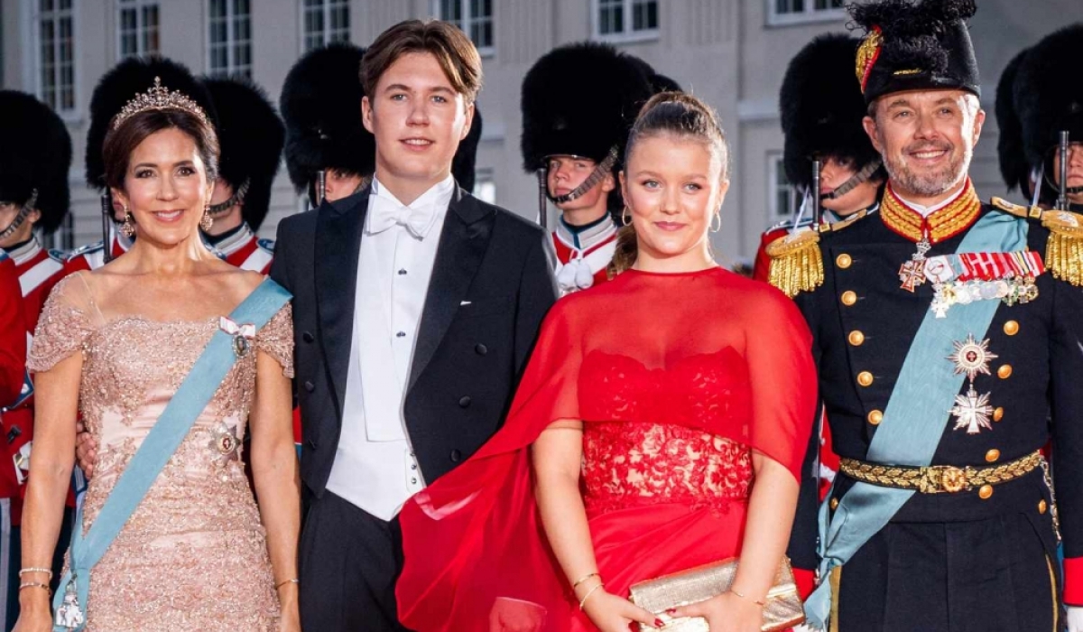 Данийн хаан Фредерик охиныхоо 18 насны төрсөн өдрөөр өвөрмөц бэлэг барина