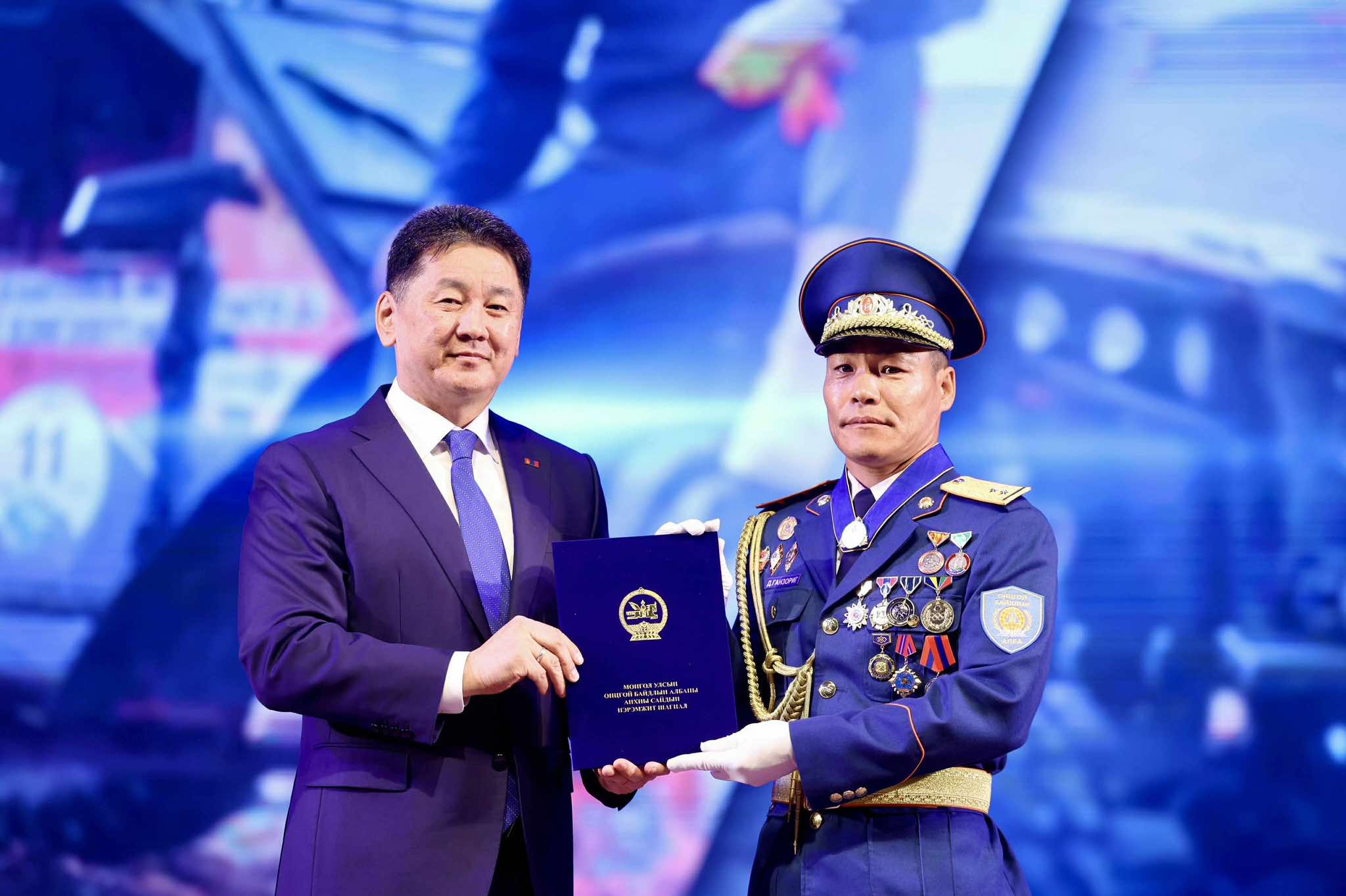 Дэслэгч Д Ганзориг “Онцгой байдлын албаны анхны сайдын нэрэмжит шагнал” хүртлээ